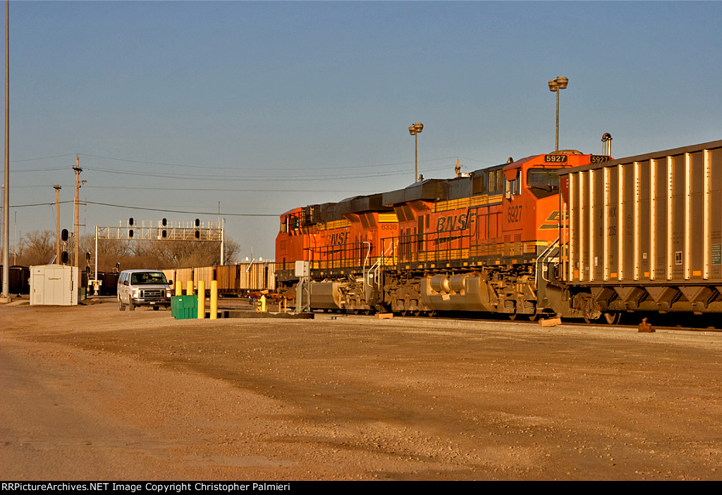BNSF 5927 and BNSF 6338 at Cushman